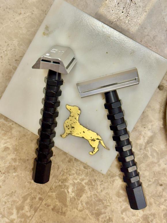 RazoRock Cyber Double Edge Aluminum Safety Razor – MEDIUM – BLADE ...